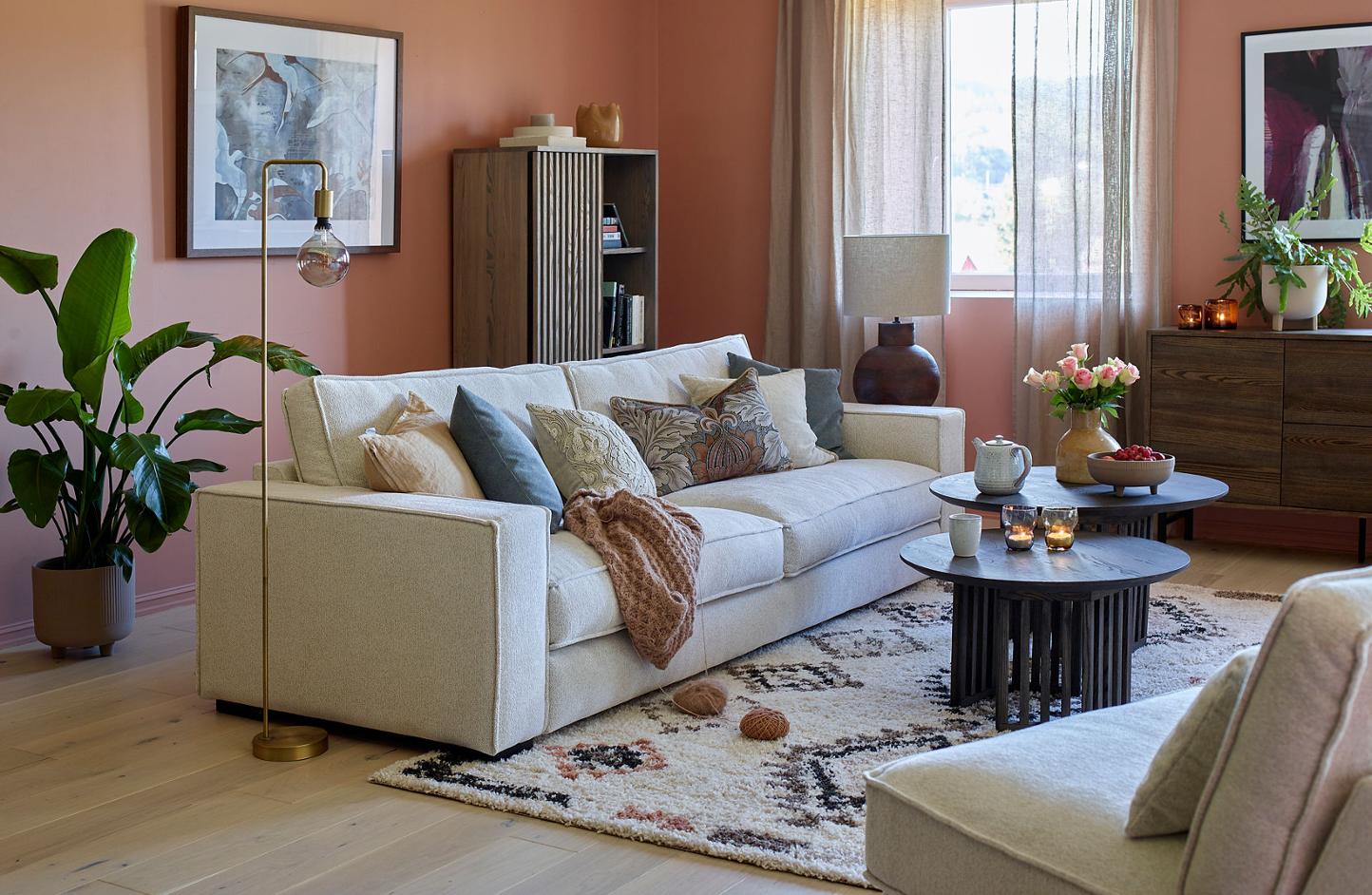 Slik styler du sofaen med pynteputer | Møbelringen